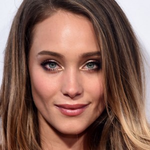 Hannah Davis' Wedding Dress Is the Stuff Fairytales Are Made Of - ZergNet
