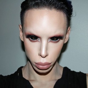 Man Undergoes Surgery To Transform Into Alien - ZergNet