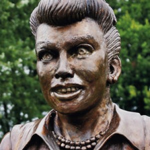 10 Unintentionally Horrifying Statues of Famous People - ZergNet