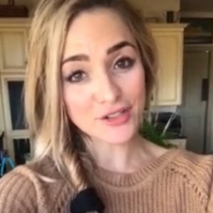 'Bachelor's' Leah Block Apologizes for Racist Tweet - ZergNet