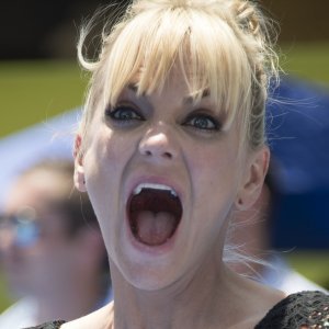 Anna Faris Covers Odd Magazine After Split News - ZergNet