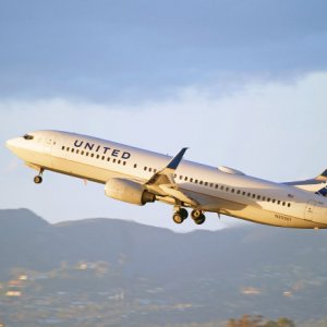 Pilot Freaks Out Passengers With 'Horrific' Tornado Warning - ZergNet