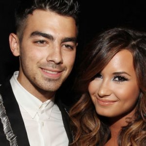 10 Celebs Who Dated Their Co-Stars - ZergNet