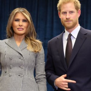 Body Language Experts Decode Prince Harry's Cryptic Hand Gesture - ZergNet