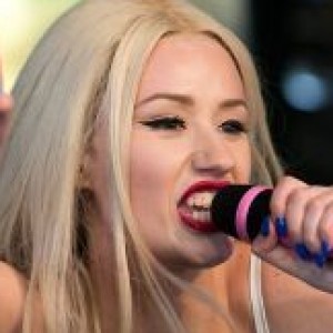 Iggy Azalea Blames J.Lo for Stage Fall - ZergNet