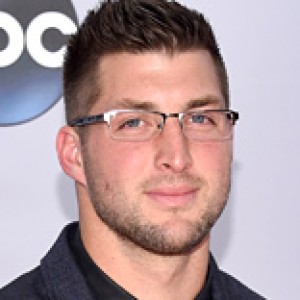 Something Crazy-Awkward Happened To Tim Tebow At The CMA Awards - ZergNet