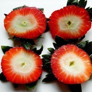 How to Put Your Strawberry Tops to Good Use - ZergNet