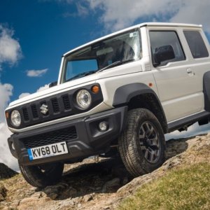 Suzuki Jimny Pays Homage to the Classic Land Rover Defender - ZergNet