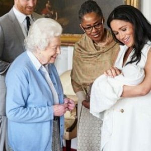 The Adorable Moment Queen Elizabeth Met Archie - ZergNet