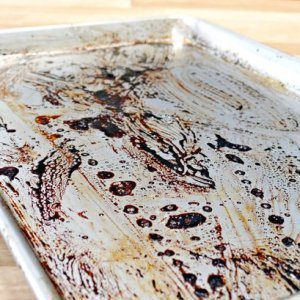 An Awesome Trick to Clean That Grimy Sheet Pan - ZergNet