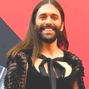 There Were Quite a Few Daring Looks on the VMAs Red Carpet - ZergNet