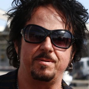 Tragic Details Everyone Ignores About the Band Toto - ZergNet