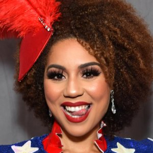 Singer Turns Heads in Pro-Trump Dress at the 2020 Grammys - ZergNet