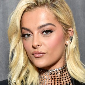 Stars Who Stunned at the 2020 Grammy Awards - ZergNet