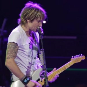 5 Best Keith Urban On-stage Fan Moments - ZergNet