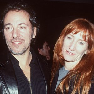 Red Flags Everyone Ignores About Bruce Springsteen's Marriage - ZergNet