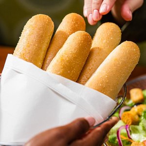 Chain Restaurants With The Best Free Bread - ZergNet