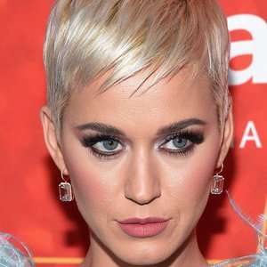 Strange Things We All Ignore About Katy Perry's Dating History - ZergNet