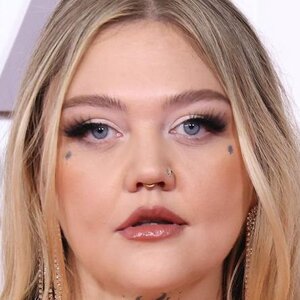 Elle King Recounts Her Journey To The Heart Of Country Music - ZergNet