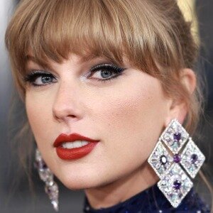 Taylor Swift Is Truly Bejeweled In Midnight Blue Grammys Outfit - ZergNet