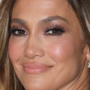 Jennifer Lopez Spills Her Top Secret For Glowing Skin - ZergNet