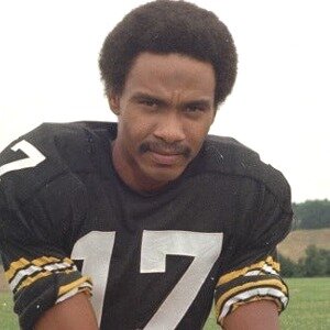 The Tragic Career Of The NFL's First Black Starting QB - ZergNet