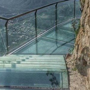 Tourist Shatters Glass Walkway 3,000ft Above Ground - ZergNet
