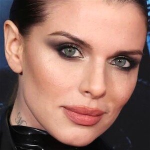 Julia Fox Reportedly Heartbroken Over Dad & Brother's Arrest - ZergNet