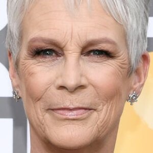 Jamie Lee Curtis Looks Radiant In Pretty Sparkly Dress At Oscars - ZergNet