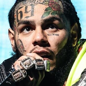 Rapper Tekashi 6ix9ine Brutally Beaten Inside Florida Gym - ZergNet