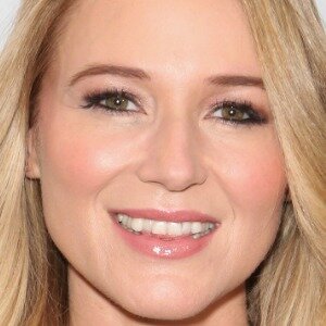 Singer Jewel Accuses Mom Of Multi-Million Dollar Embezzlement - ZergNet