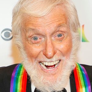 Dick Van Dyke Shows Off His Car Crash Injuries In New Video - ZergNet