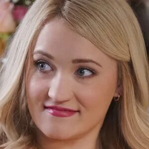 Why Mandy From Young Sheldon Looks So Familiar - ZergNet