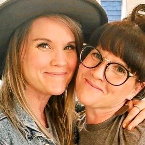 15 Facts About Twin Sisters And Unsellable Houses' Stars - ZergNet