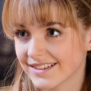 Paige From Young Sheldon Looks So Familiar & It's Clear Now Why - ZergNet